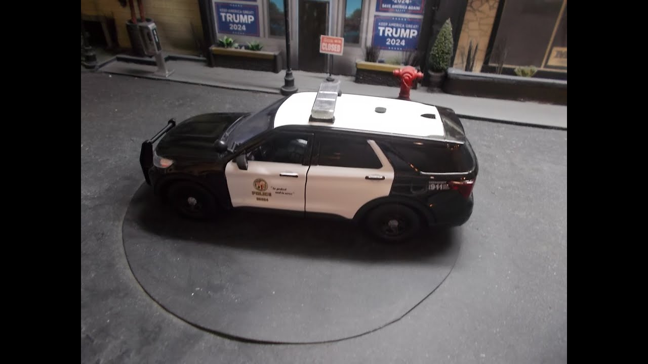 LAPD 1/24 scale 2022 Ford Explorer with lights. - YouTube