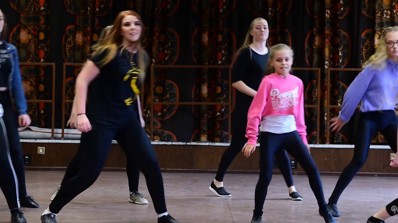 Reporter Amy Smith tackles the Beccles pantomime dance routine - YouTube