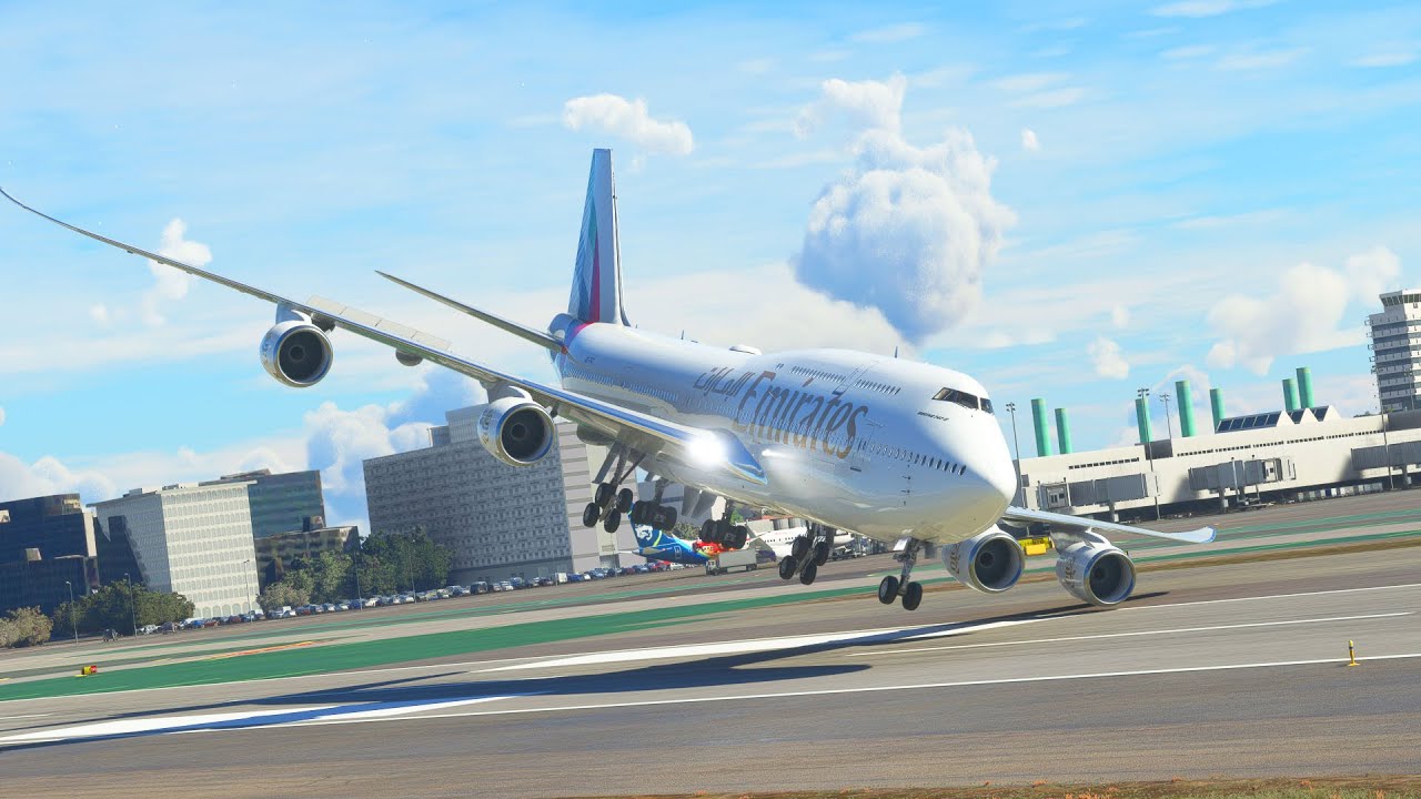 Impossible Landing!!! Go Around Emirates Boeing 747 at Dangerous ...