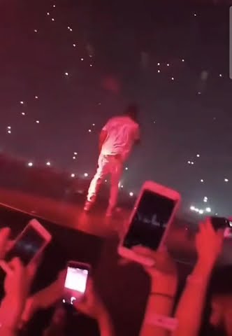 Travis Scott falling off stage - YouTube