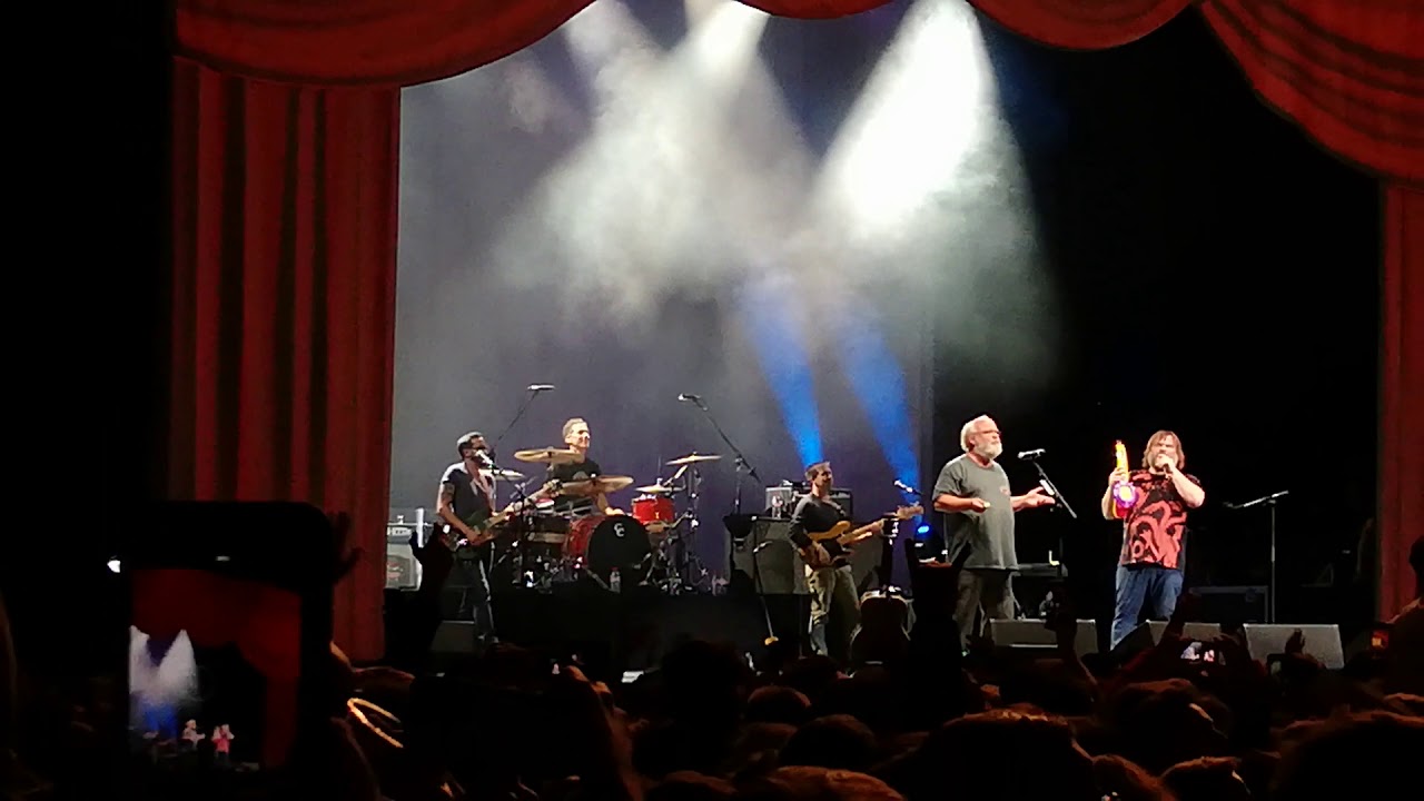 Tenacious D Live @ The 3Arena Dublin - Sax Solo Dance - YouTube