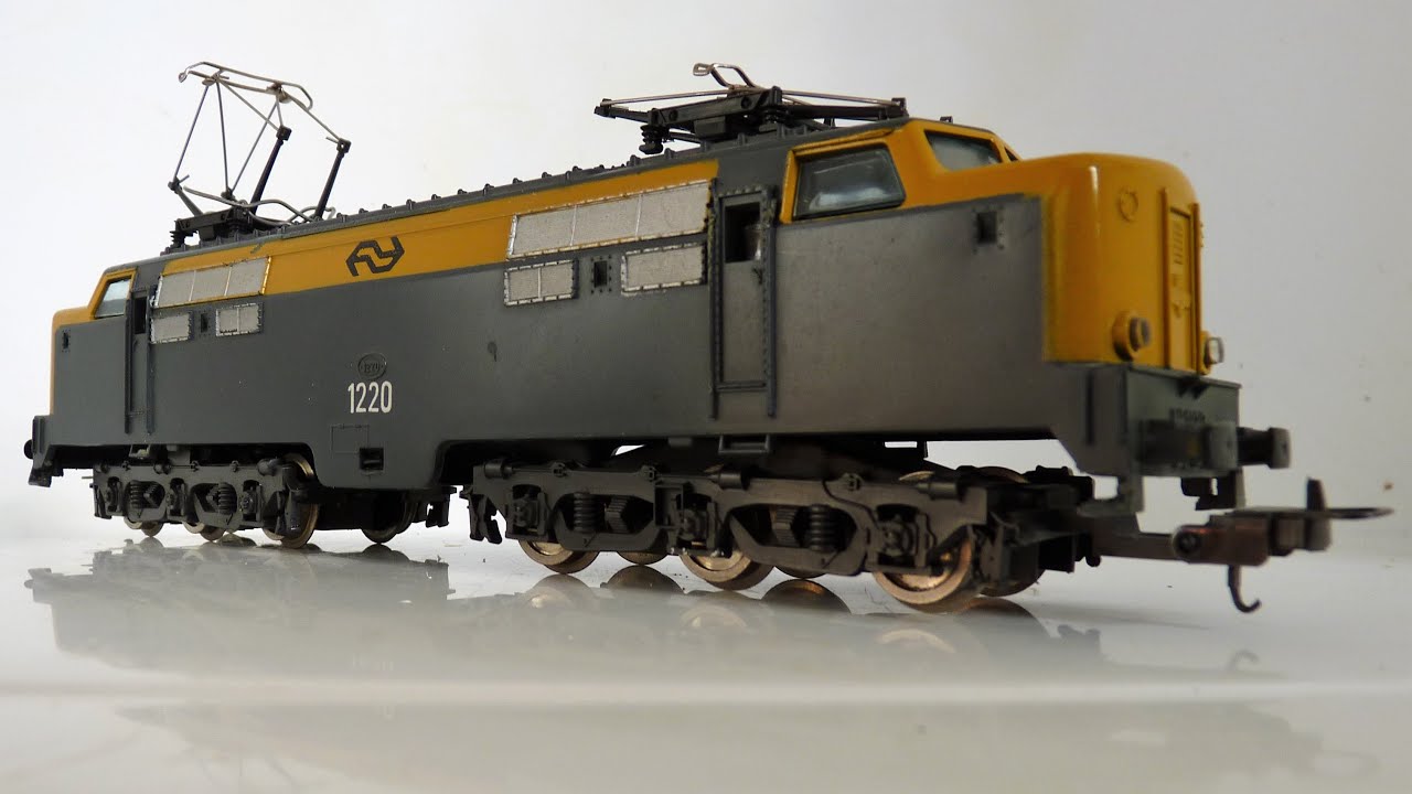 1 round on layout: Lima NS 1200 #1220 w/ containertrain even on a 2% ...