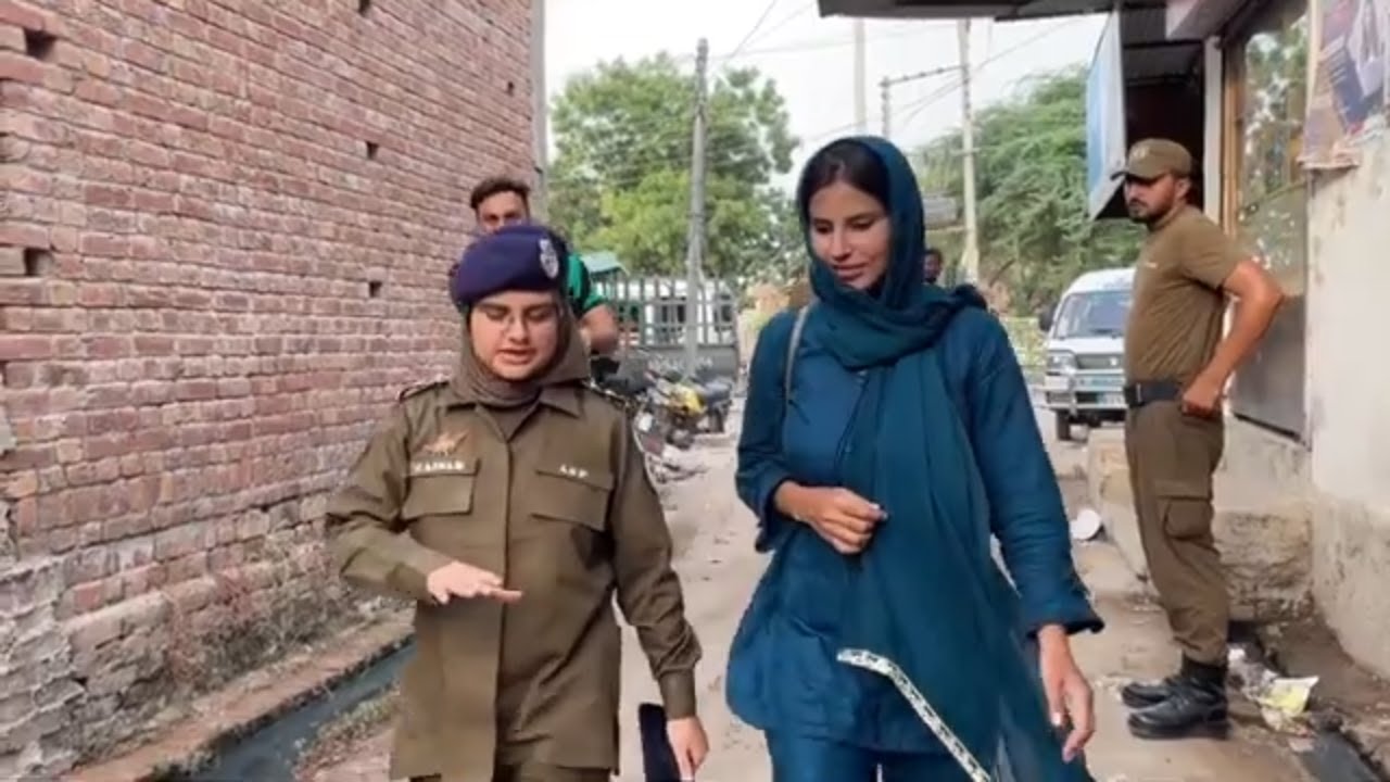 ASP Zainab Khalid visited the victims house in Jaranwala to hear the ...