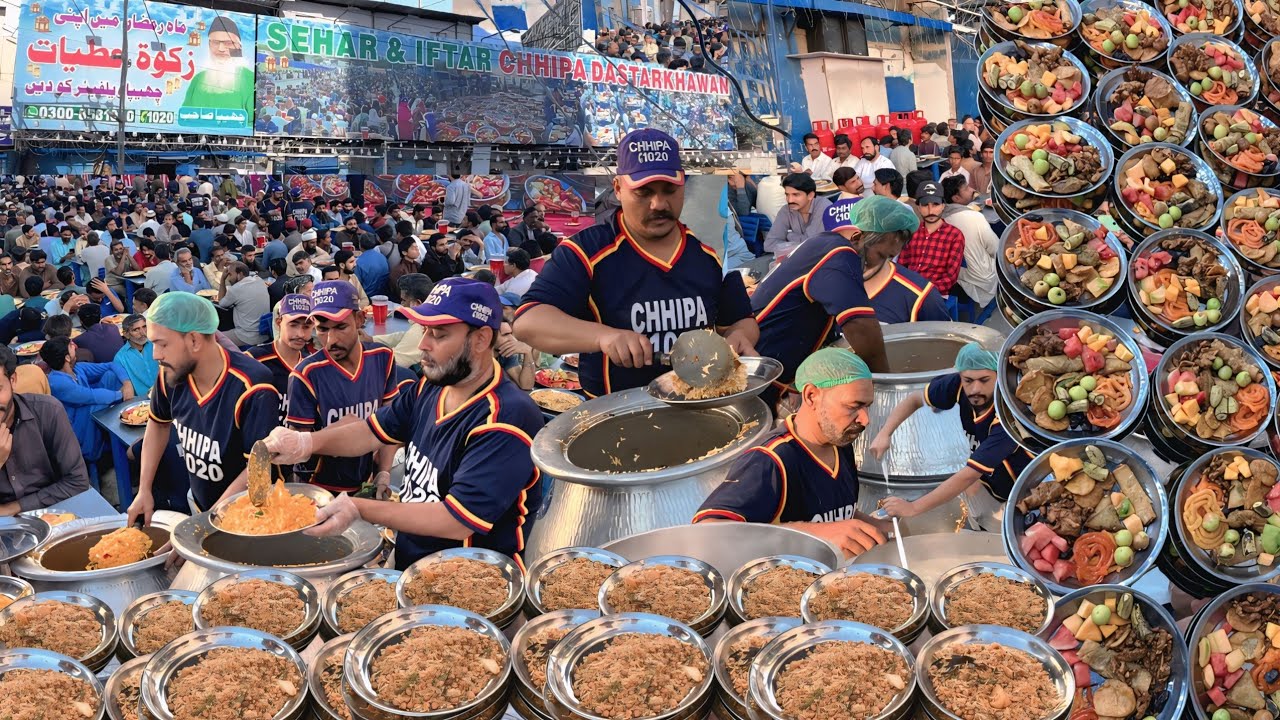 WORLD BIGGEST FREE DASTARKHWAN IN PAKISTAN | KARACHI MOST POPULAR IFTAR ...