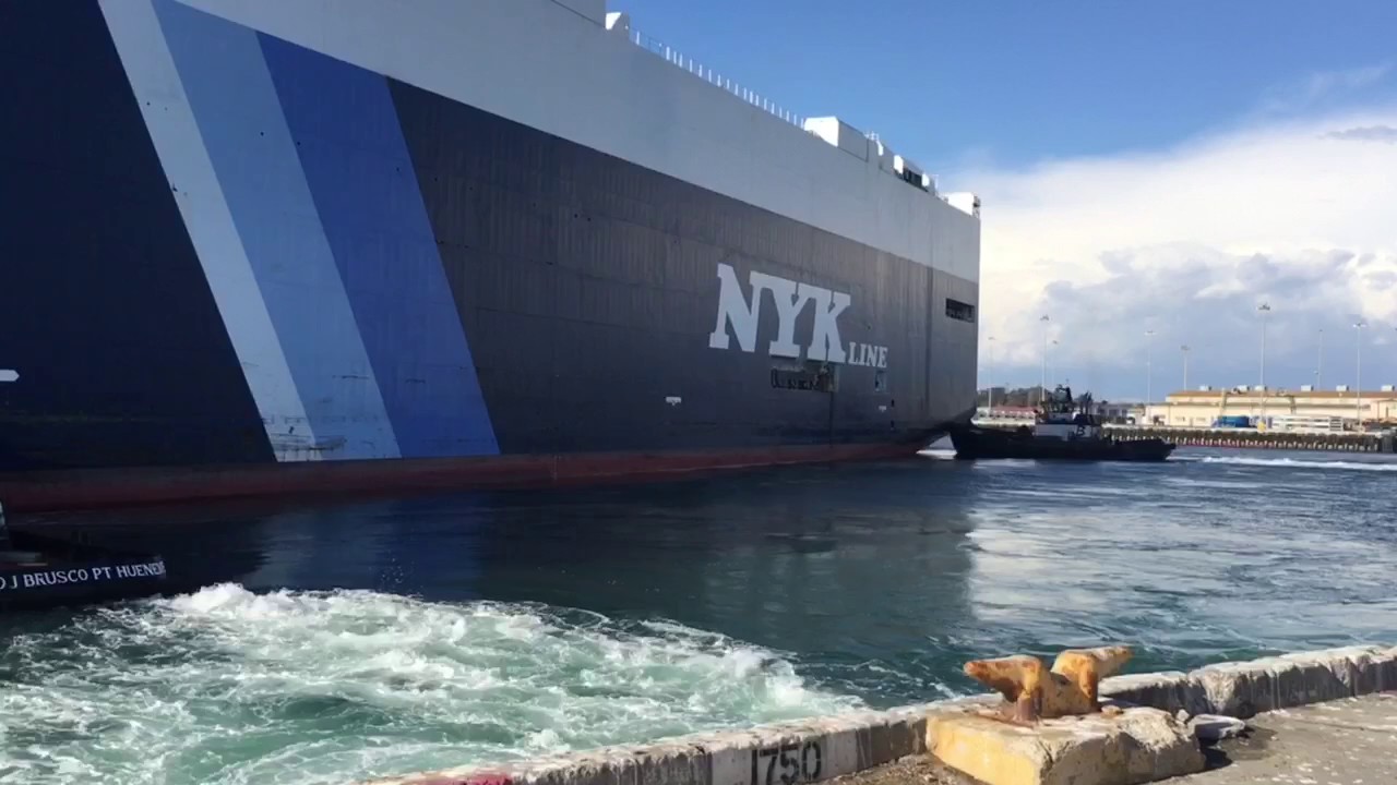 Tug Boat Action - YouTube