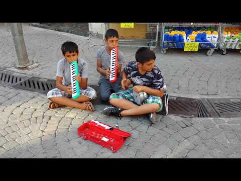 Melodika ve Darbuka İle İzmir Marşı Çalan İzmirli Çocuklar.. (Alt Yazılı)