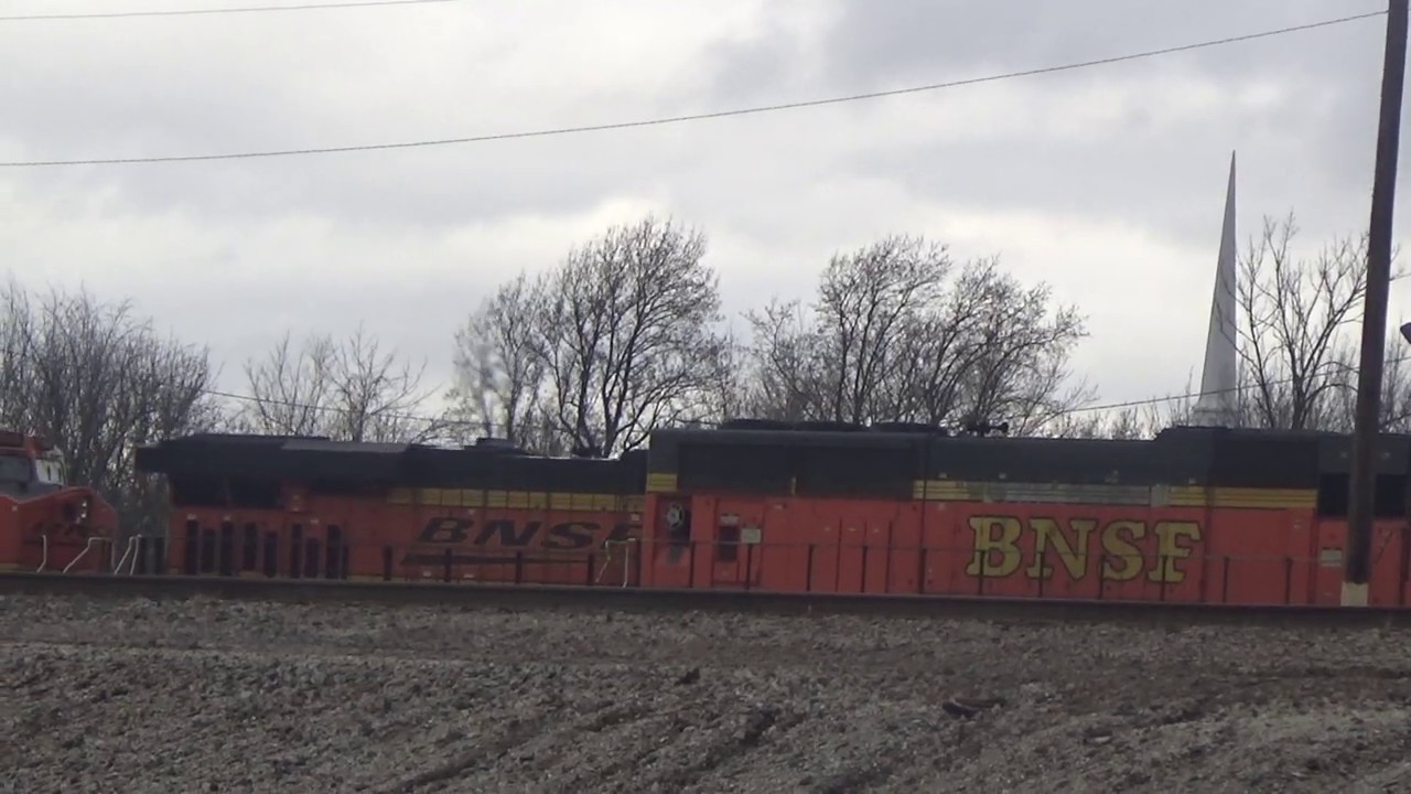 Some Units Coordinating BNSF Springfield Yard - YouTube