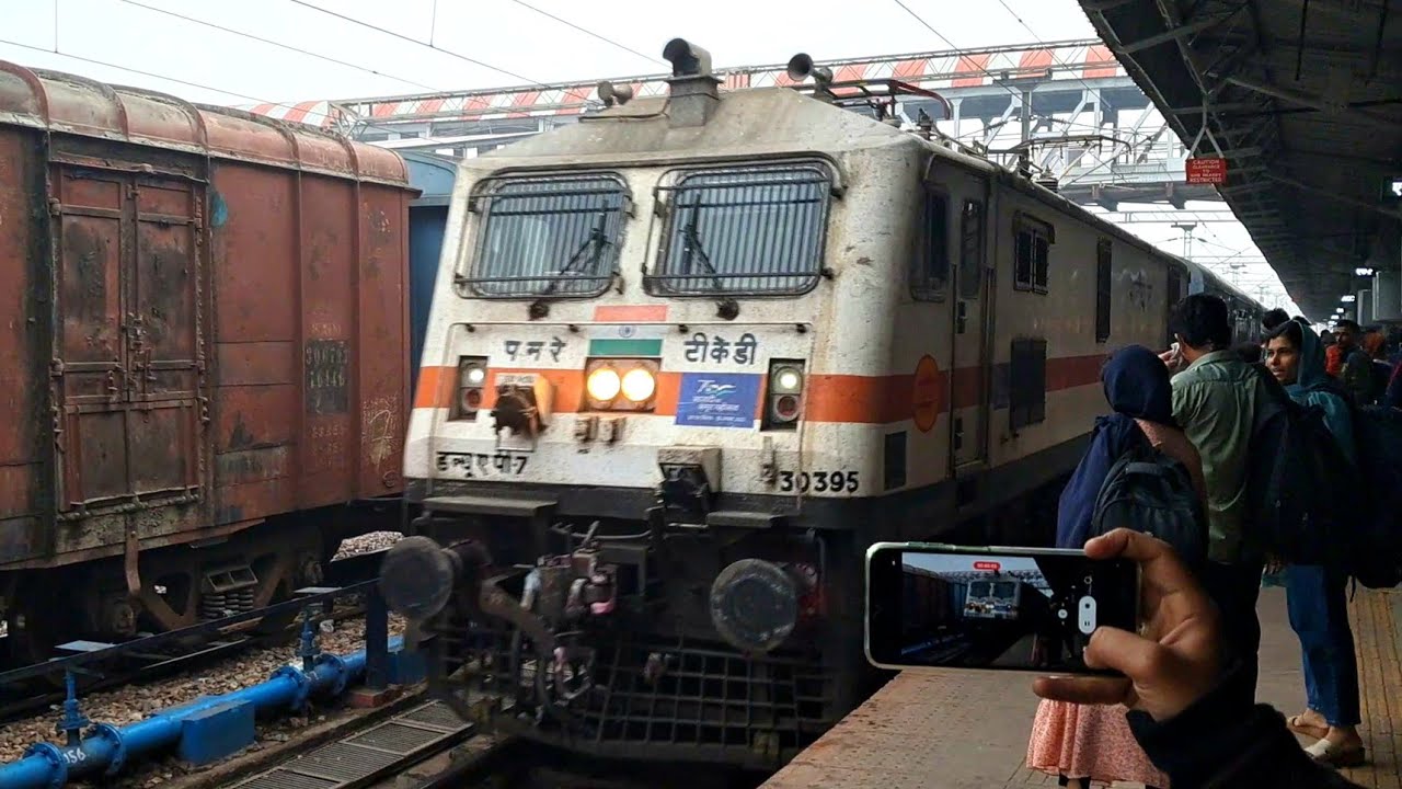 Mangala Lakshadweep Express arriving Agra Cantt, Indian Railways ...