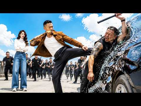 Un hombre rescata a un director ejecutivo atrapado por matones; nadie sabe que es un rey del kung fu