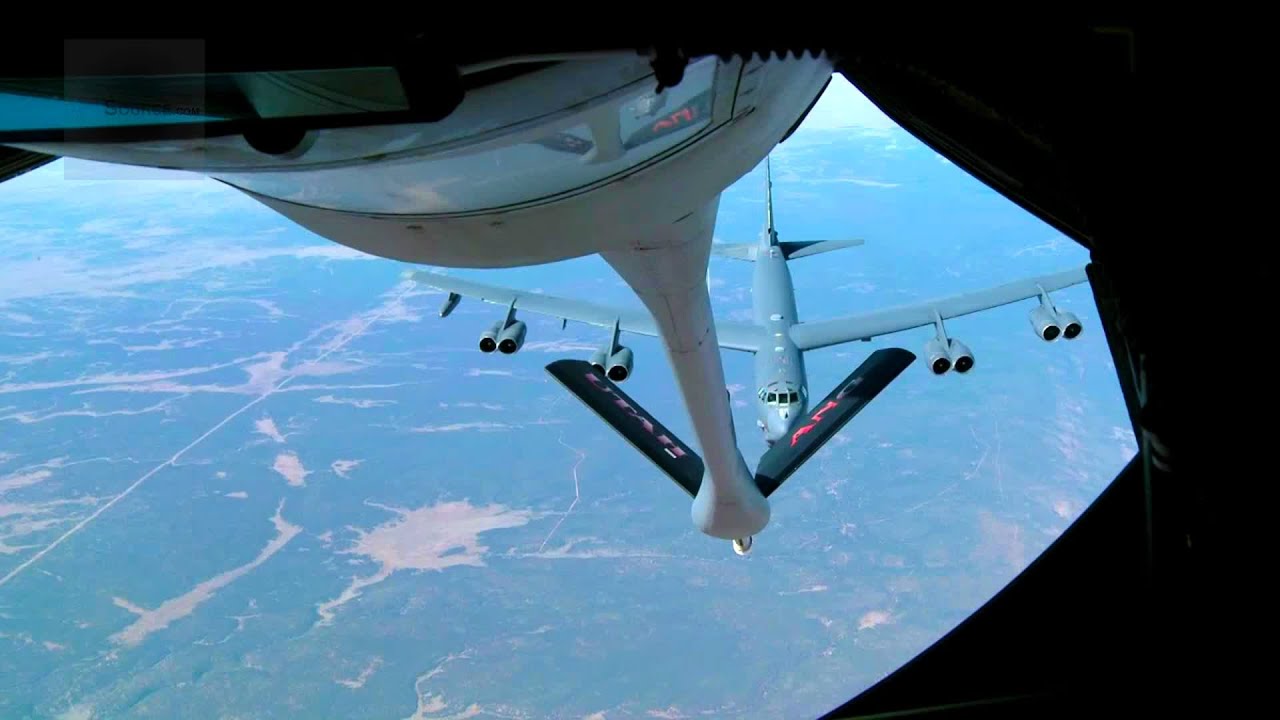 KC-135 Stratotanker Refuel a B-52 Stratofortress - YouTube