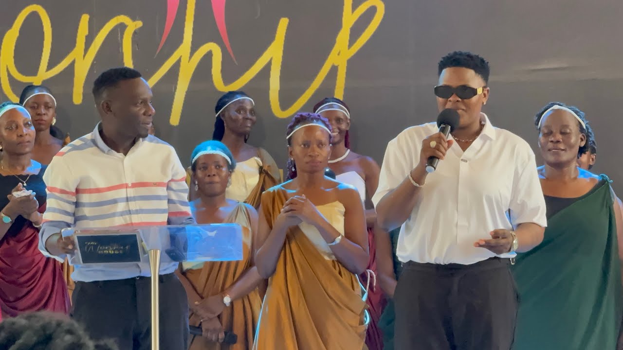 Uncle Chumi Asimye Pastor Wilson Bugembe mu Church - YouTube