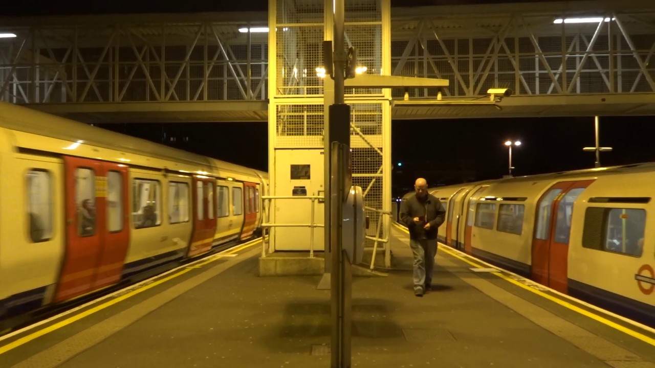 London Underground: Eastbound S7 Stock District Line/1973 Stock ...