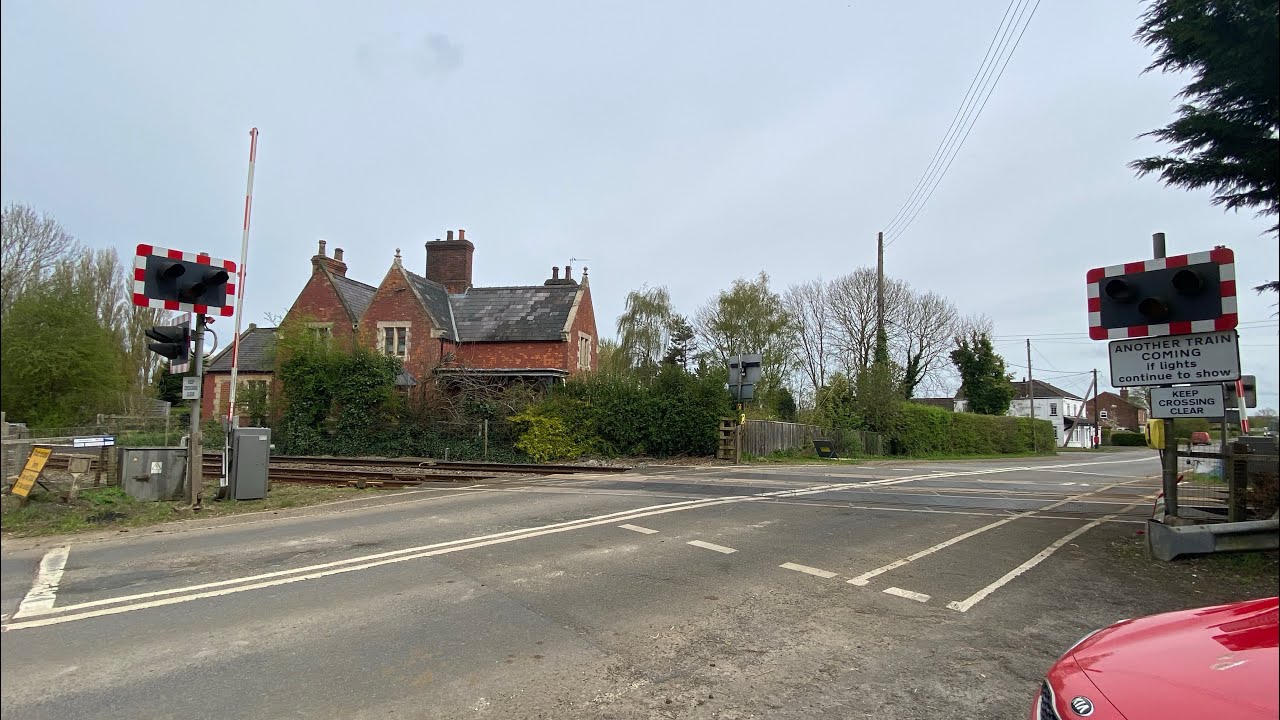 North Kelsey level crossing (Lincolnshire) - YouTube