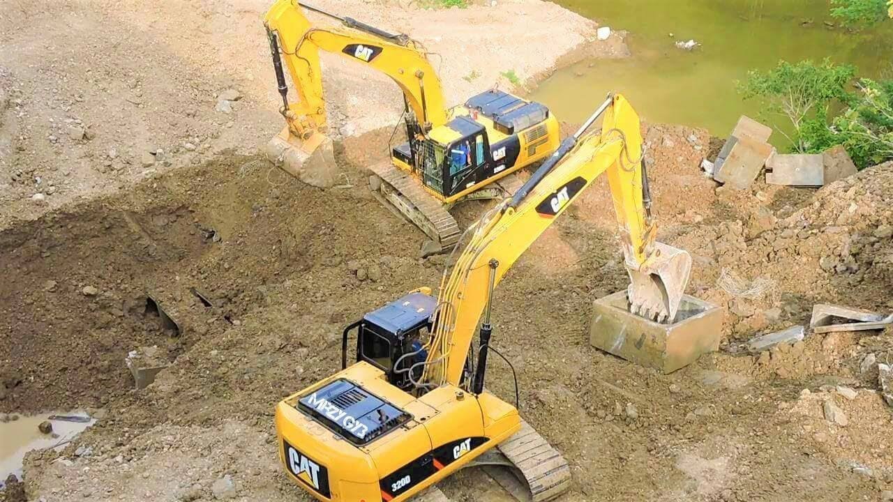 Alat Berat Excavator Digging Box Box Culvert On Bridge Construction ...