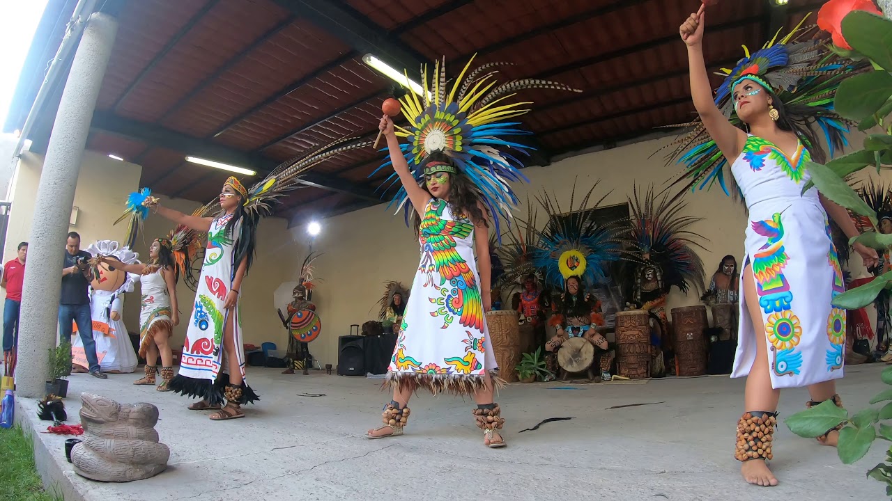 Danza del Grupo Aztlan - YouTube