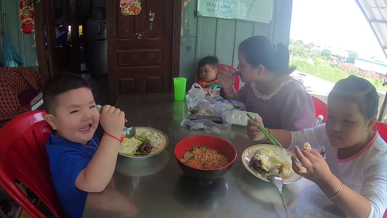 Hea Boy | kids eat rice, but dad eat noodles spicy | cooking | enjoy ...