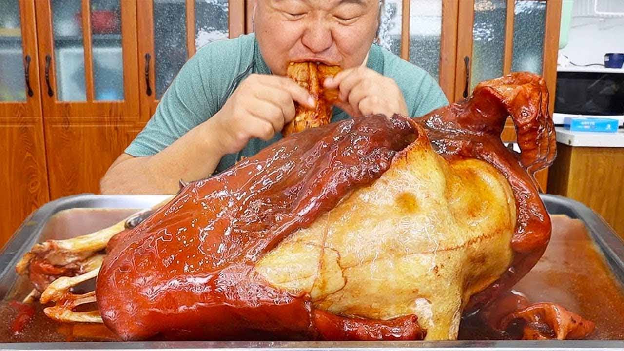 A whole goat's head, Ah Keung made "Goat's Head with Garlic", it's so ...