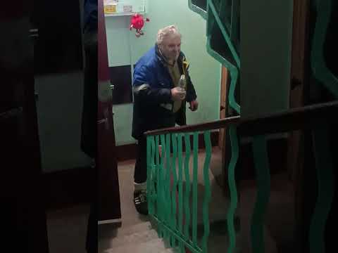 ШОК ВИДЕО! в парадной сосед алкоголик! #шоквидео  #парадная #подьезд #алкоголизм