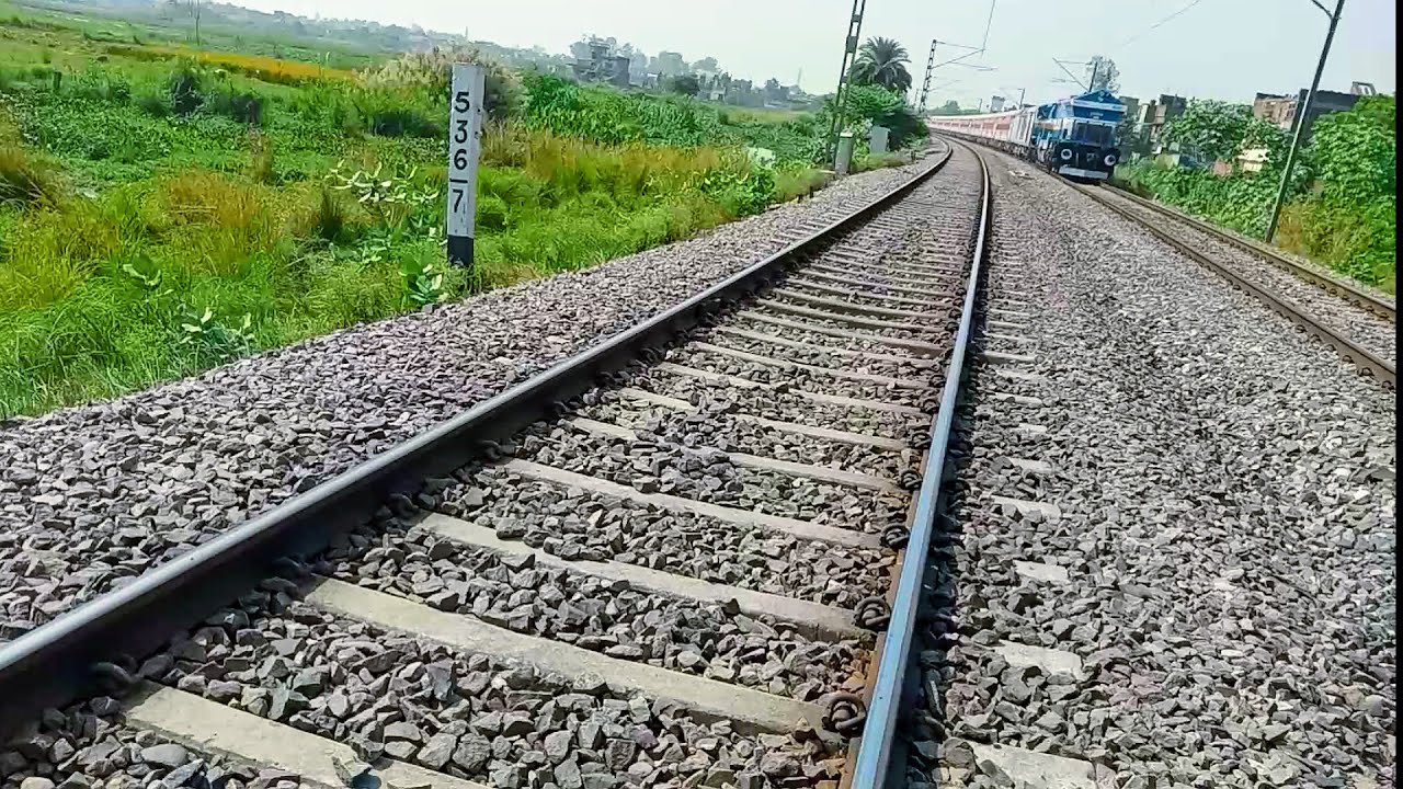 Heavily Honking WDP4D locomotive high speed train at curve|WDP4 ka horn ...