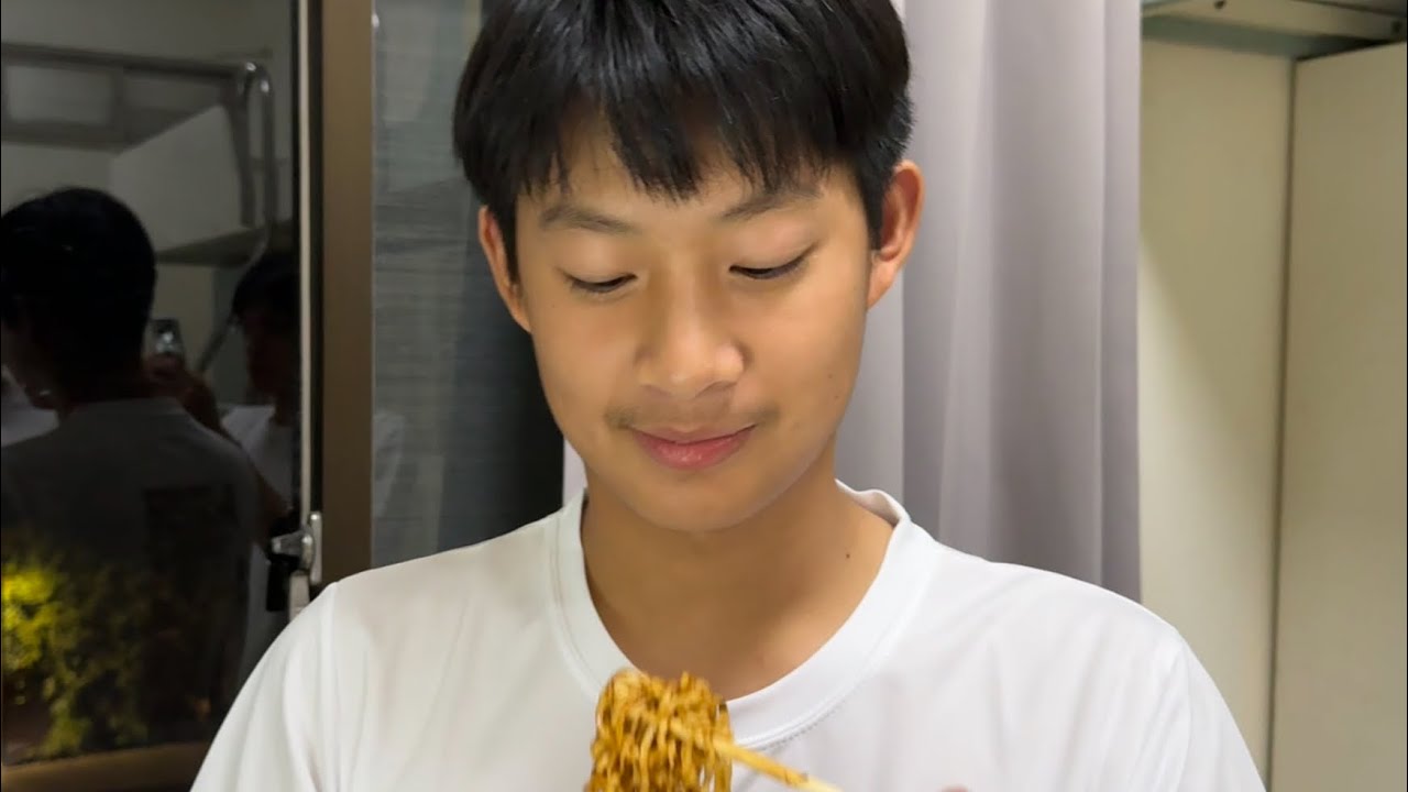 Johnny陪你吃泡麵 feat.美國男孩Dean - YouTube