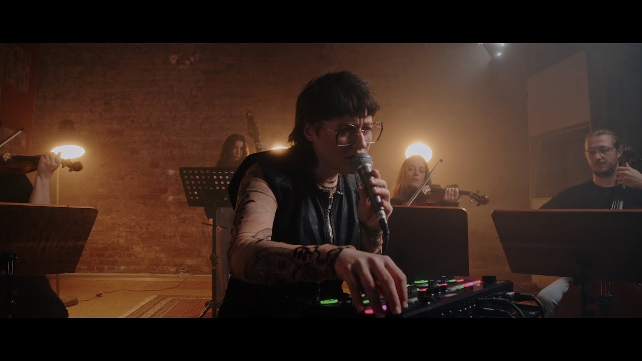 Lippenstift - Clara John (Loop Station und Streichquintett) - YouTube