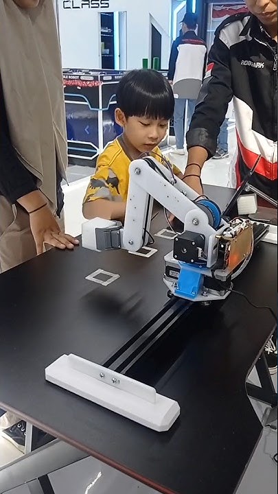Ega belajar mengoperasikan robot pemindah barang #robot #teknologi # ...