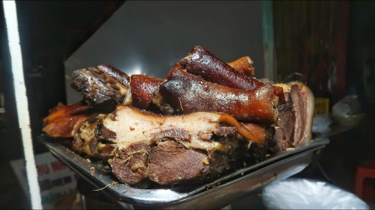 The skill of the girl chopping down dog meat admirably fast like a ...