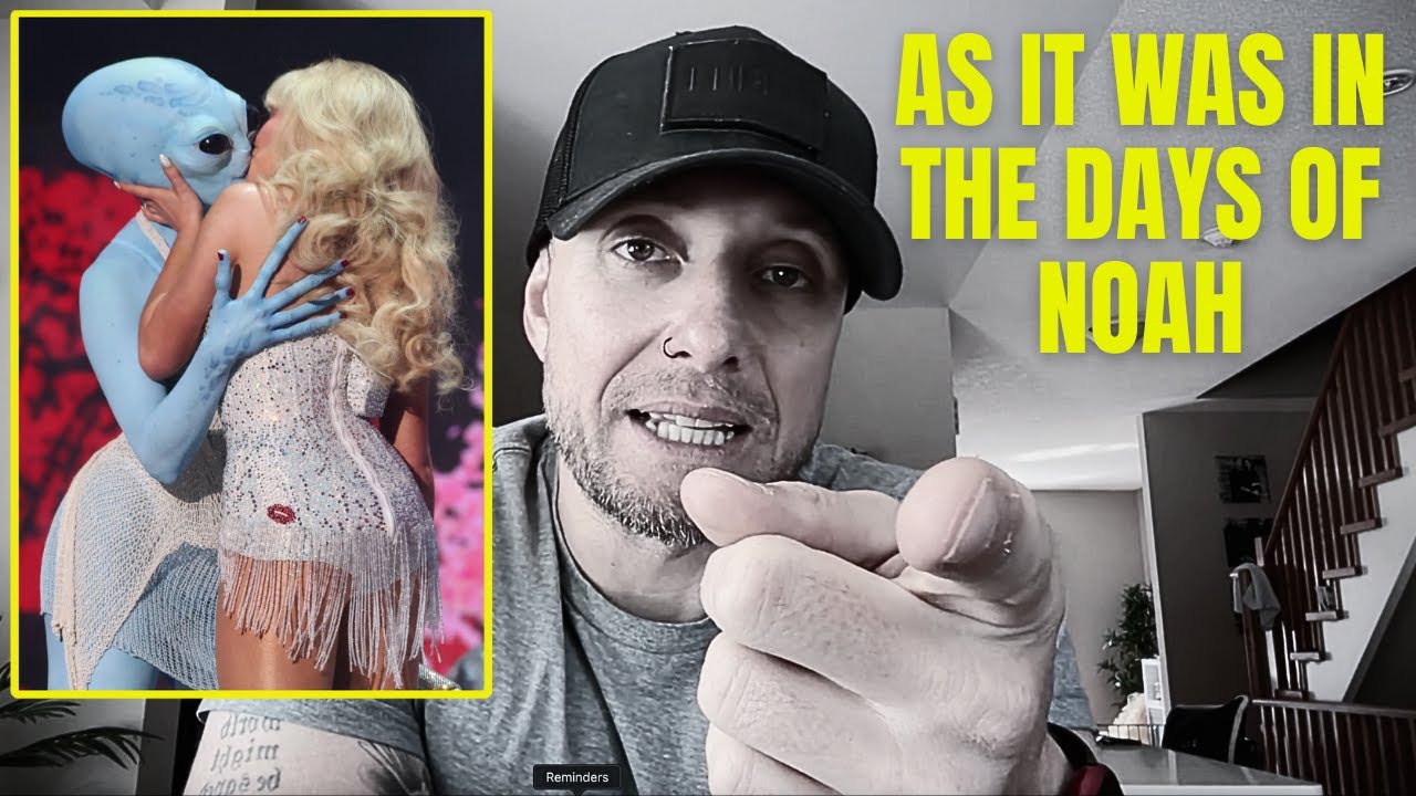 VMA's Shocking Moment: Alien Kiss And What It Means. - YouTube