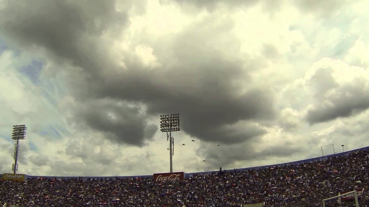 Aviones F5 Estadio Nacional 15-Sept-2013 - YouTube