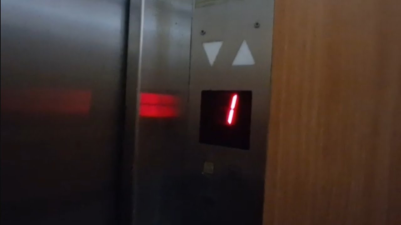 Isralift traction elevator @ herzel 86, Bat Yam - YouTube