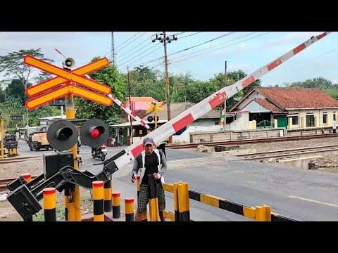 Palang Pintu Kereta Api||Railway Crossing Indonesia||KA Purwojaya - YouTube