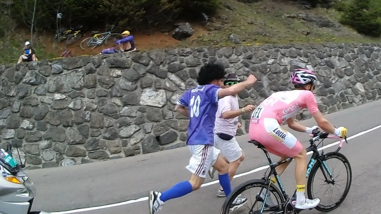 Crazy cycling fan hit by motorcycle - YouTube