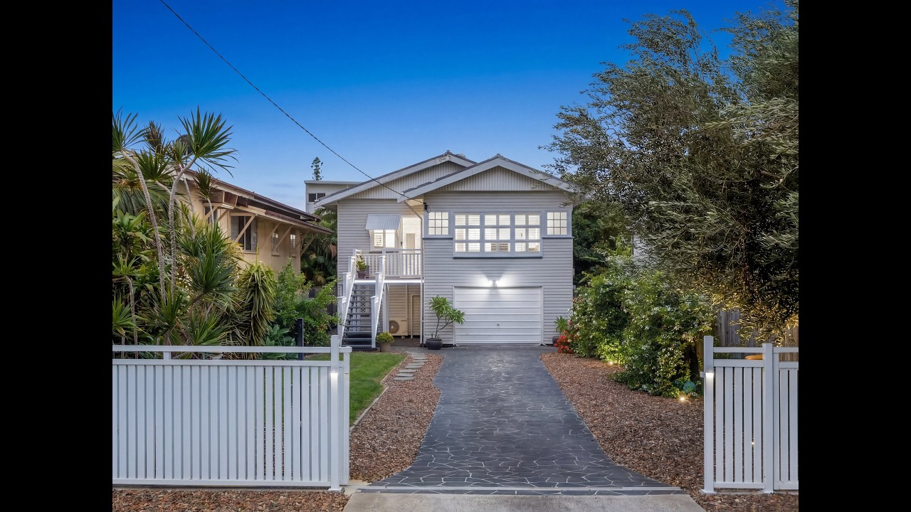 CHARMING COASTAL COTTAGE WITH LARGE DECK AND OCEAN GLIMPSES @ 156 ...