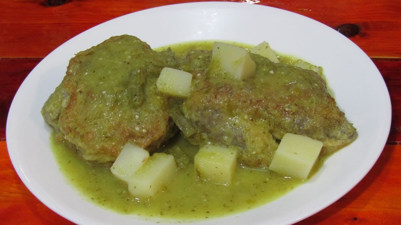 Manitas de Cerdo Capeadas en Salsa de Tomate Verde y papas | Receta y ...