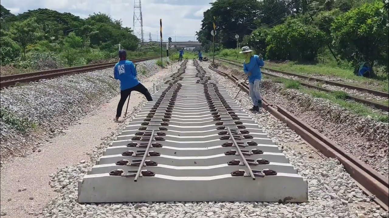 งานวางหมอนรองรางรถไฟ ก่อสร้างรถไฟทางคู่ - YouTube