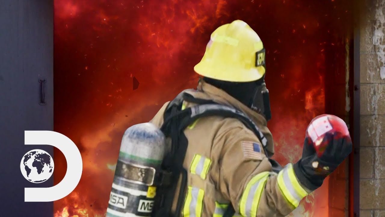 Using Exploding Fire Extinguishers to Stop a Raging Christmas Fire ...