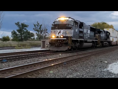 NS 1817 leads a intermodal through Pine Junction - YouTube