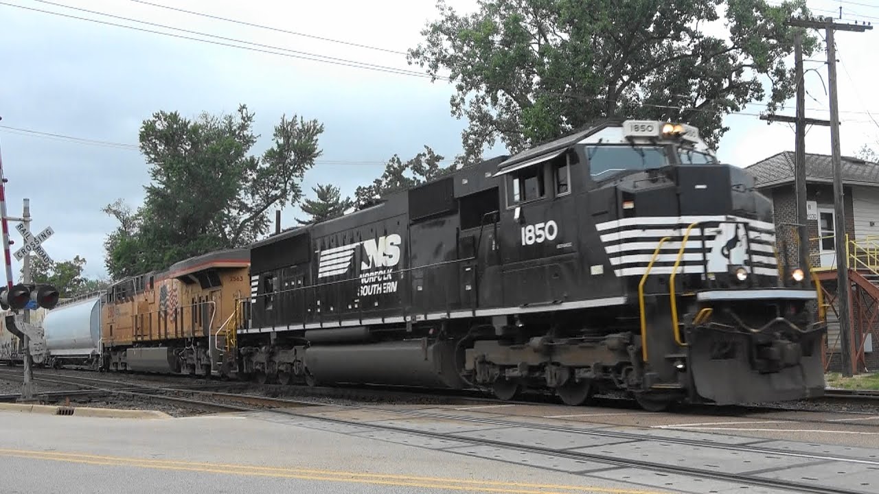 NS 1850 w/ UP Power Leads Freight, West Chicago, IL - YouTube