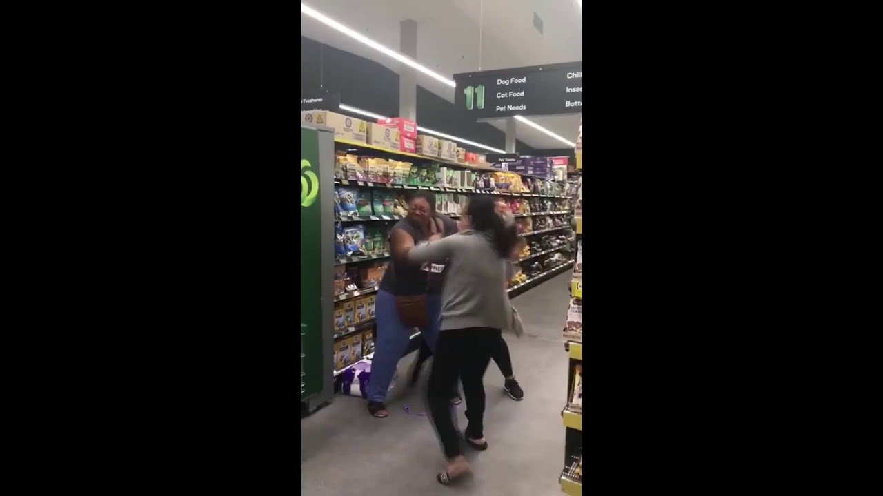 Women fighting in the supermarket - YouTube