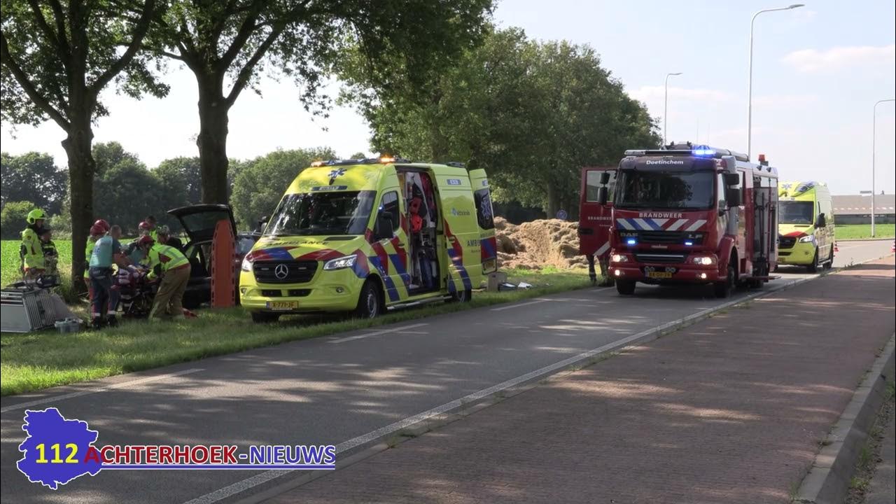 Brandweer moet bestuurster uit benarde positie bevrijden bij eenzijdig ongeval in Etten - YouTube