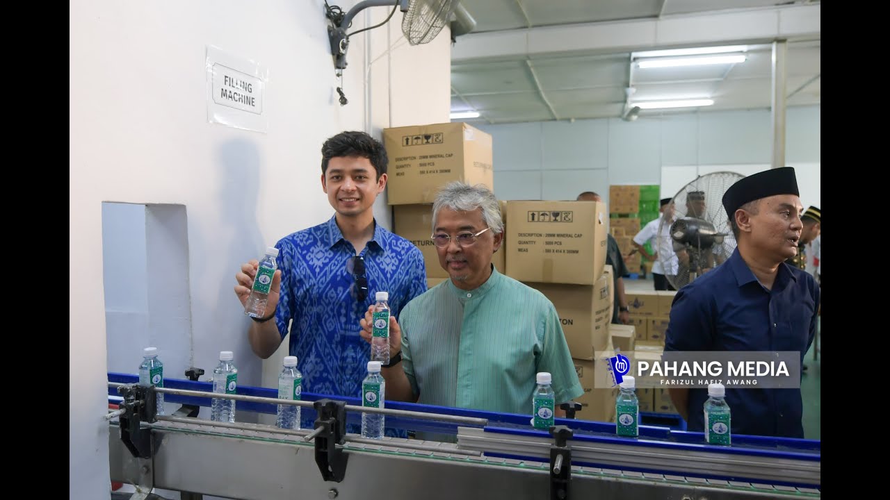 Sultan Pahang Berkenan Bercemar Duli Ke Kilang Air Mineral Gau - YouTube