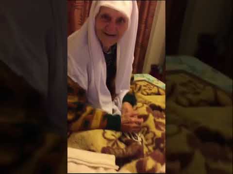 Nefise teyze şarkı söylüyor