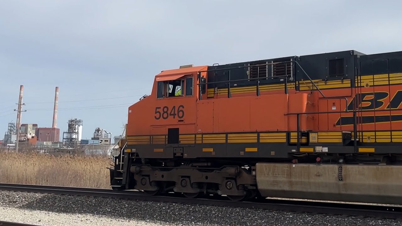 BNSF #s 5846 (ES44AC) & 5156 (C44-9W), & NS #1641 (SD40-2) lead NS 334 north, Trenton, MI (3/1 ...