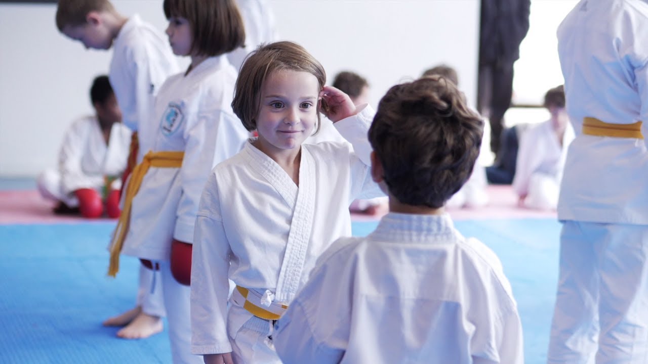 Le karaté, une pratique adaptée aux enfants ! - YouTube