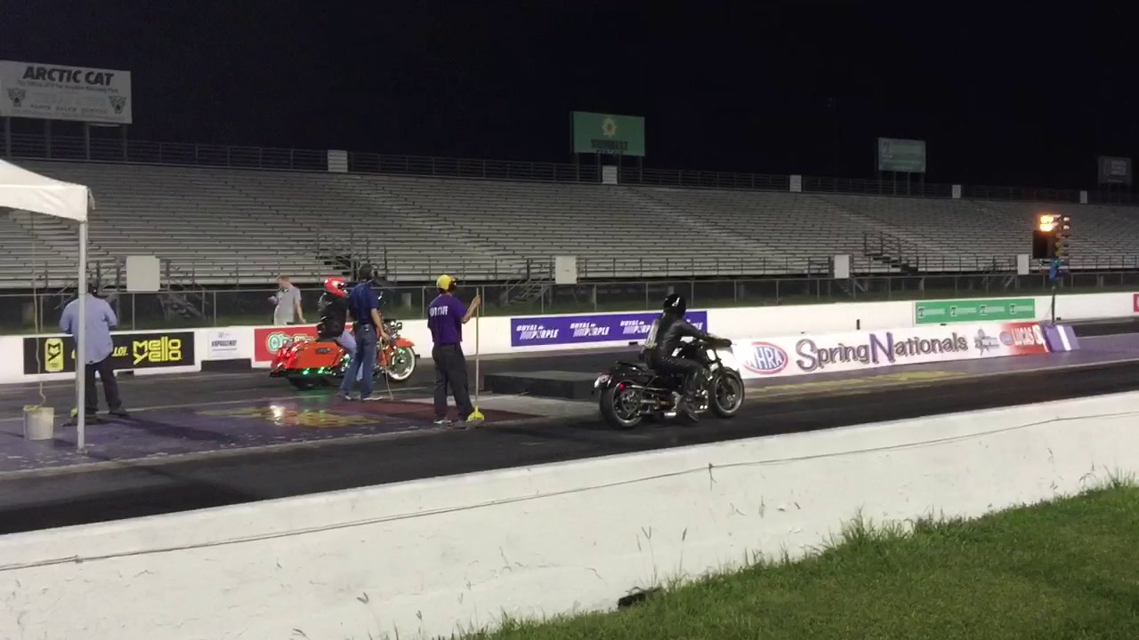Harley Road King 1/4 mile drag strip - YouTube