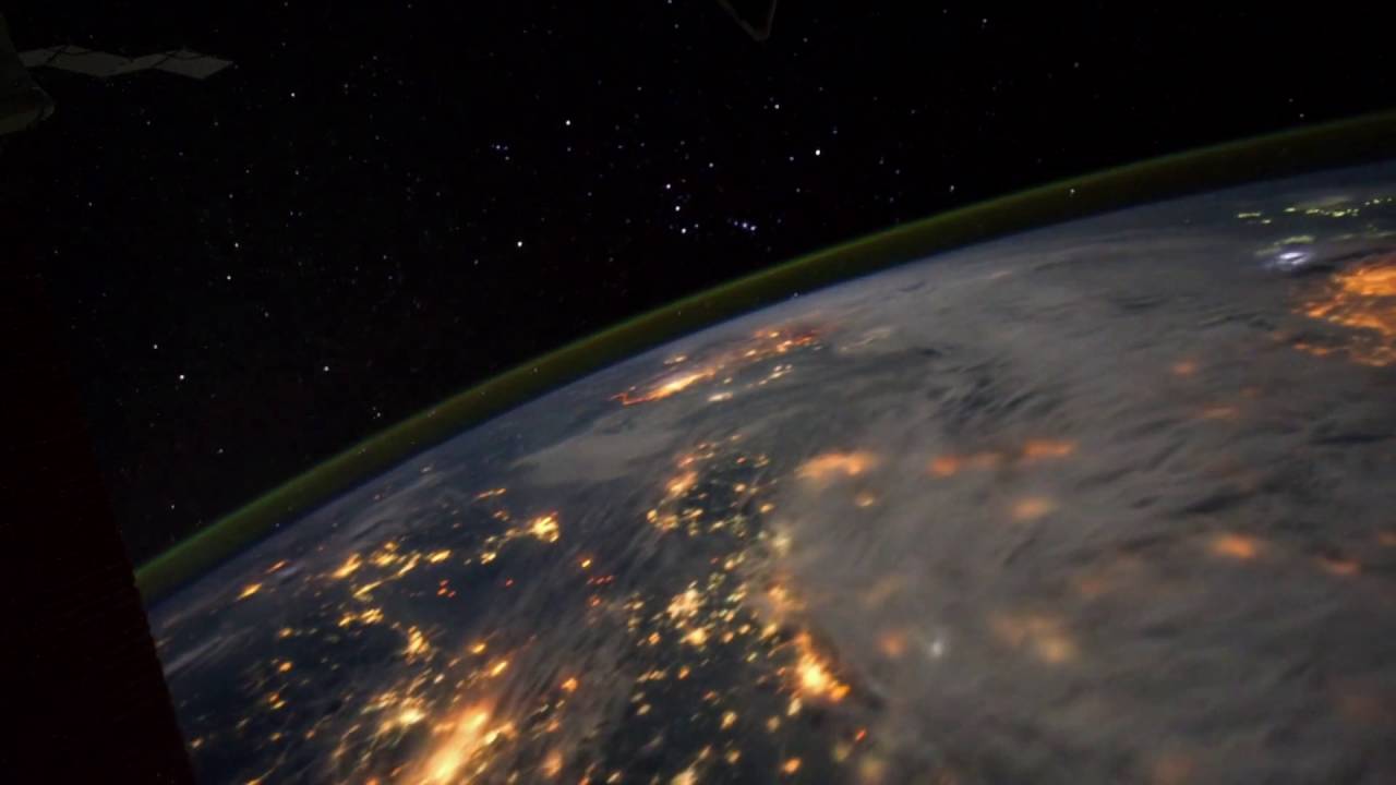 Time-lapse footage of the Earth seen from the ISS - YouTube