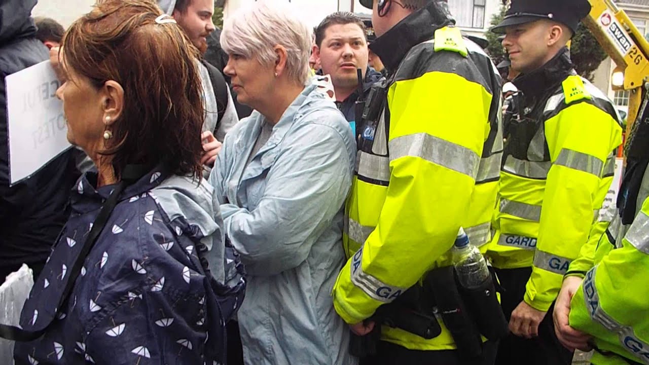 Gardai pushing women - YouTube