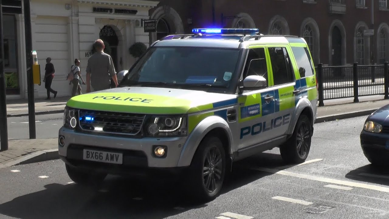 Bomb Squad Metropolitan Police responding code 3 in London - YouTube