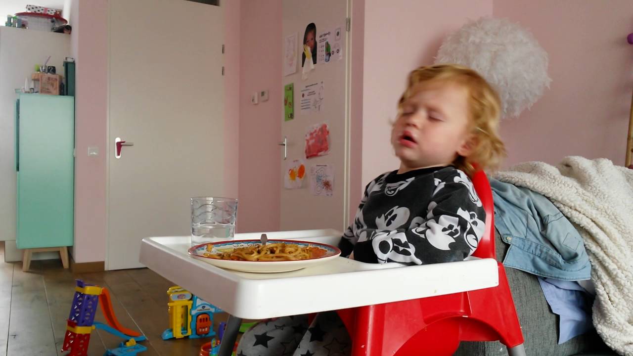 Peuter valt in slaap tijdens het eten | Zo grappig - YouTube