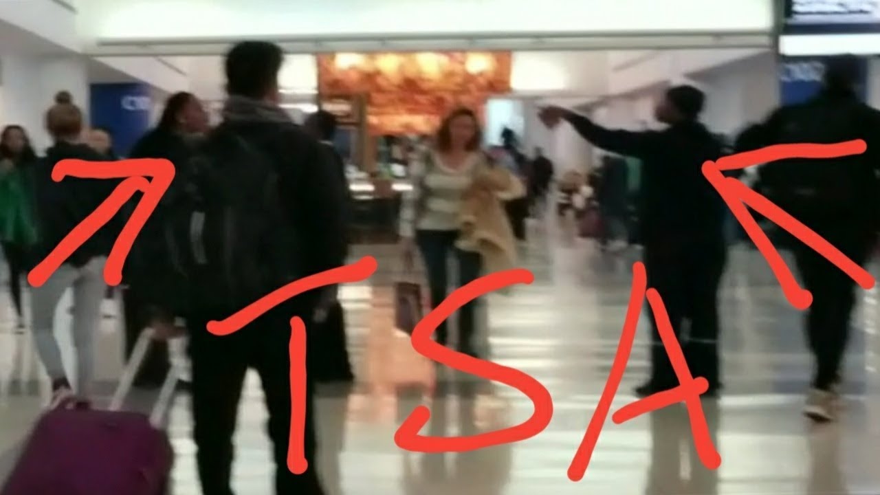 TWO NEW YORK TSA EMPLOYEES FIGHTING - YouTube